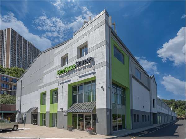 Storage Units in Ridgefield, NJ at 625 Grand Ave | Extra Space Storage