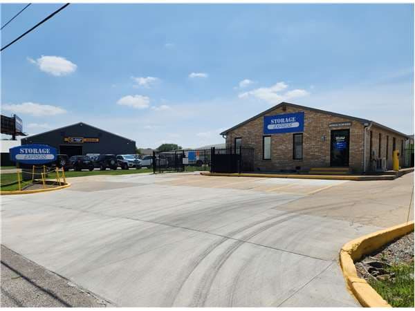 Storage Units in Fishers, IN at 10986 Allisonville Office Dr | Extra ...