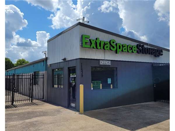 Storage Units in Houston, TX at 6853 Southwest Fwy | Extra Space Storage