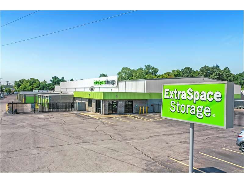 Storage Units in Memphis, TN, at 4961 Covington Way | Extra Space Storage
