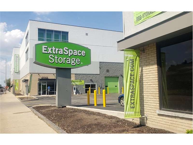 Storage Units in Berwyn, IL at 1301 Harlem Ave | Extra Space Storage