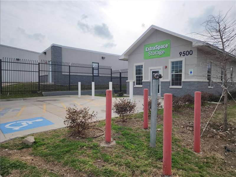 Storage Units in Dallas, TX at 9500 Lake June Rd | Extra Space Storage