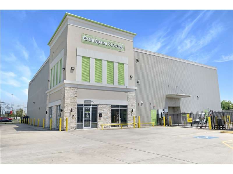 Storage Units in Beaumont, TX at 8020 Eastex Fwy | Extra Space Storage