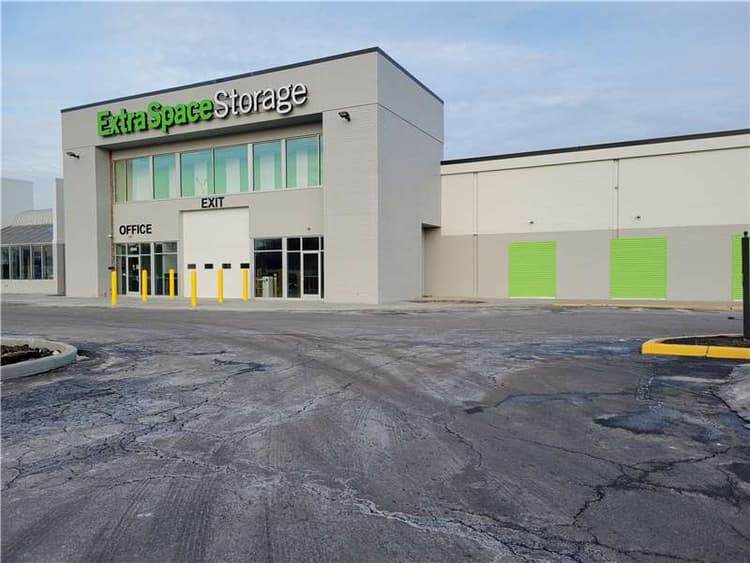 Storage Units in Toledo, OH at 5860 Lewis Ave | Extra Space Storage