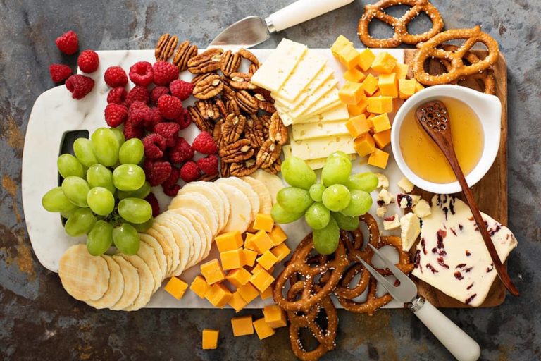 How to Be a Good Holiday Party Host | Extra Space Storage