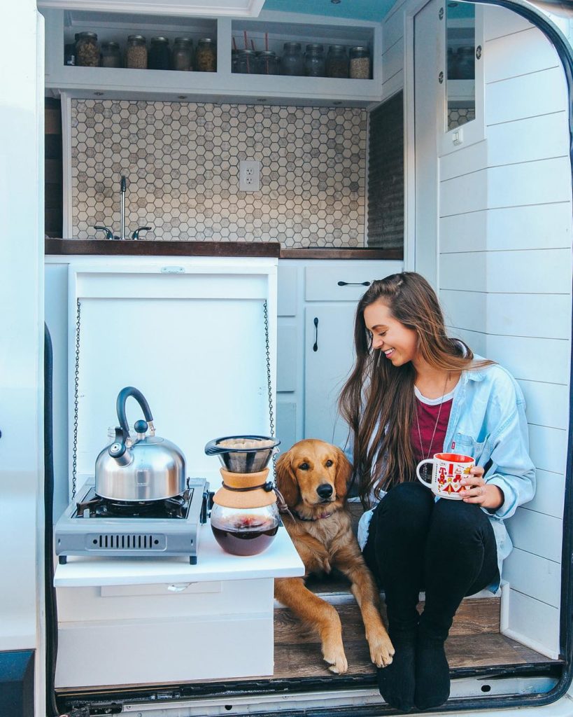 17 Van Design & Decoration Ideas for Living on the Road | Extra Space ...