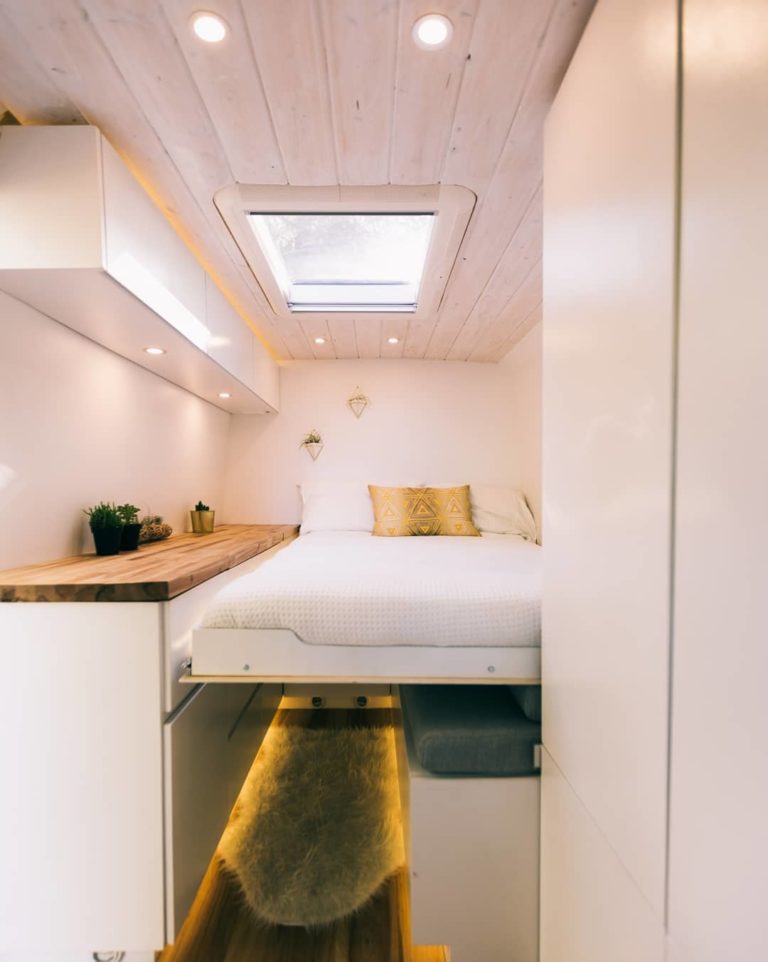 17 Van Design & Decoration Ideas for Living on the Road | Extra Space ...