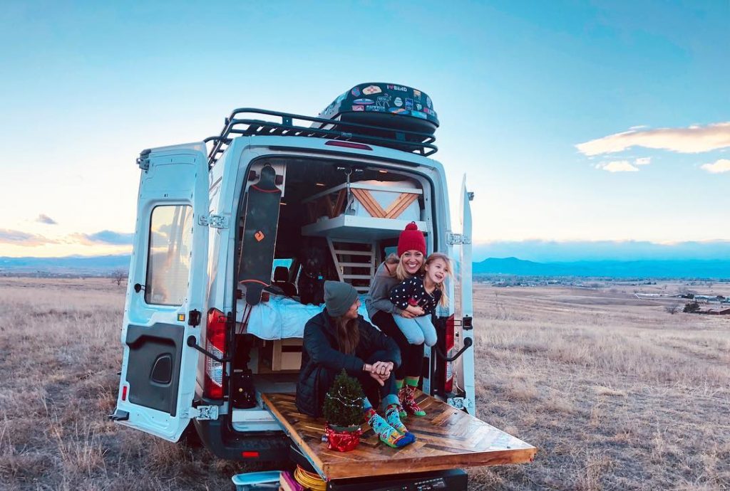 17 Van Design & Decoration Ideas for Living on the Road | Extra Space ...