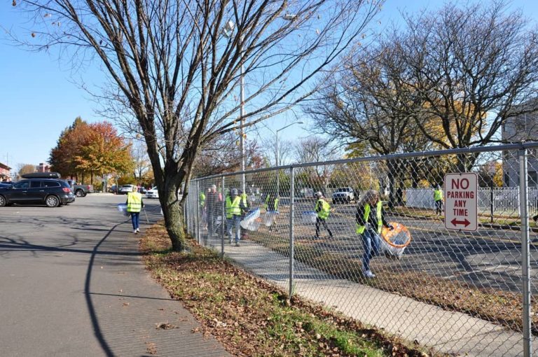 Giving Back: 14 Ways to Get Involved in Your Community | Extra Space ...