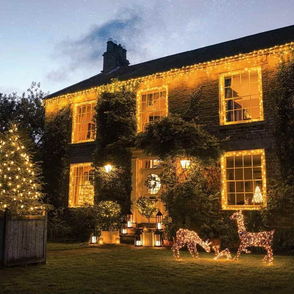 Outdoor Holiday Decor: 23 Festive Ideas for Your Home | Extra Space Storage