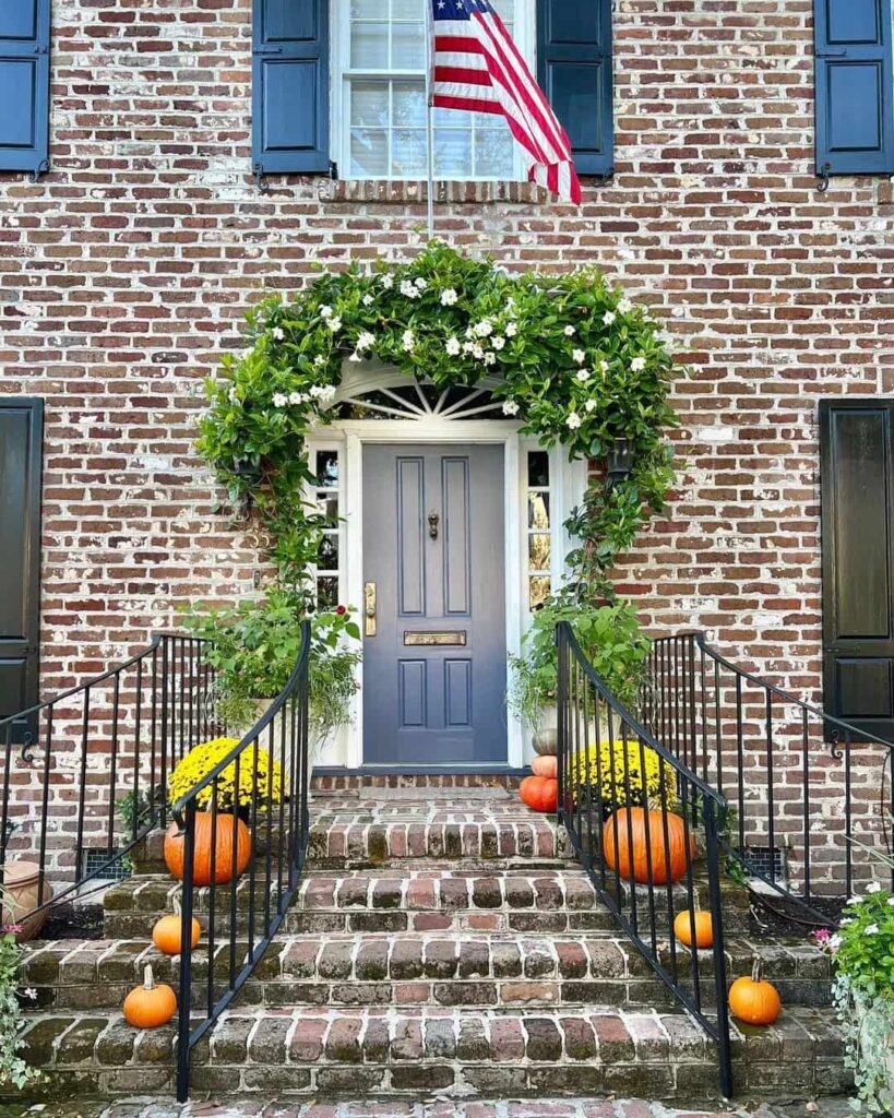 Outdoor Holiday Decor: 23 Festive Ideas for Your Home | Extra Space Storage