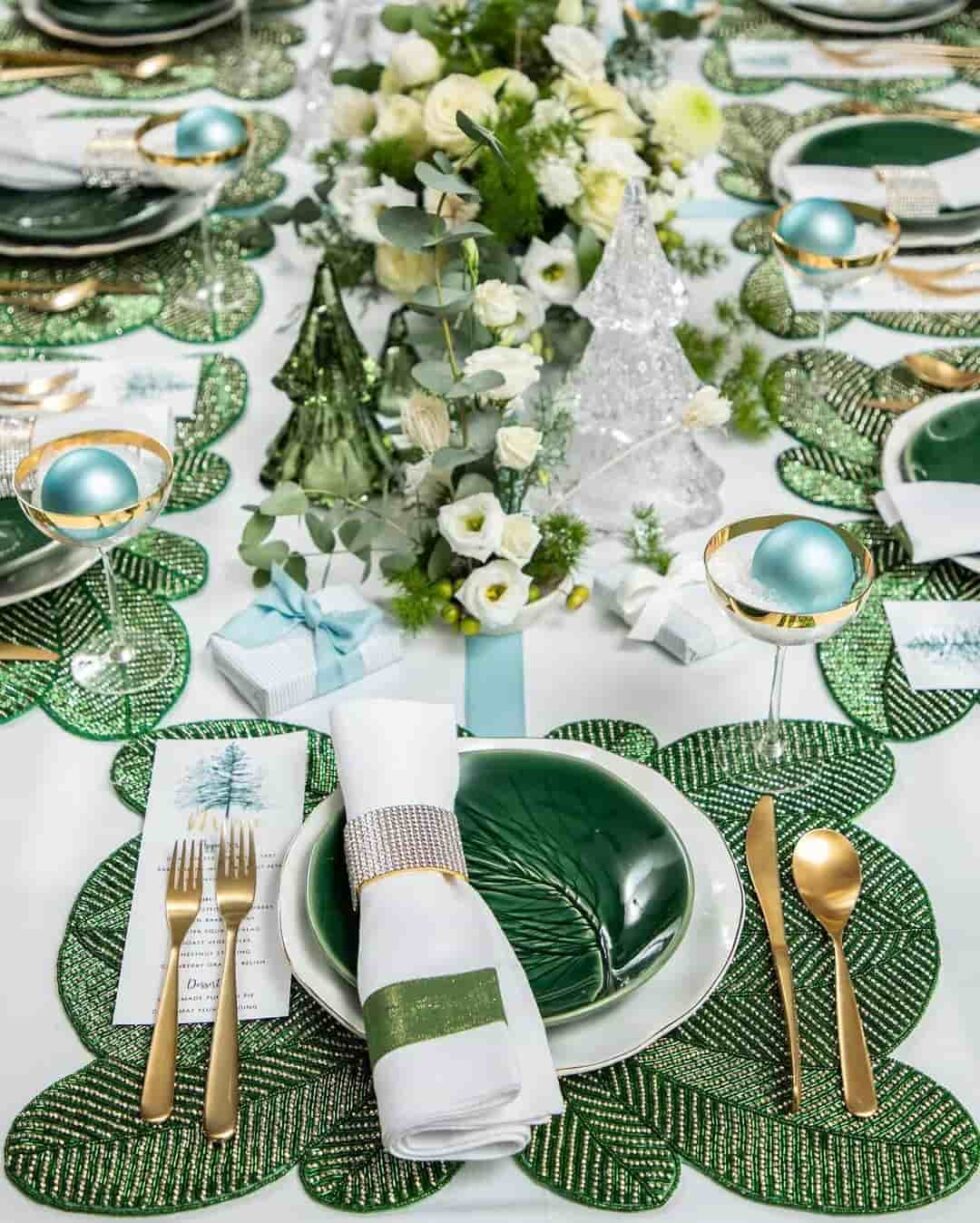 11 Ideas for Setting the Perfect Christmas Table | Extra Space Storage